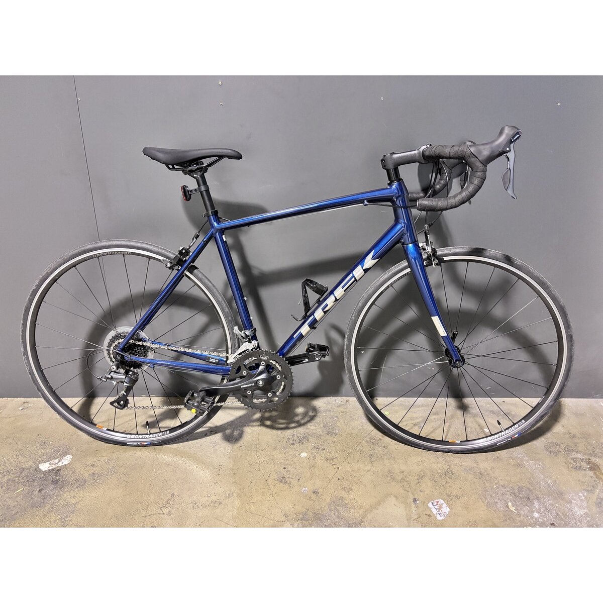 Testovaný bicykel Trek Domane AL 2 Gloss Mulsanne Blue/Matte Trek Black ...