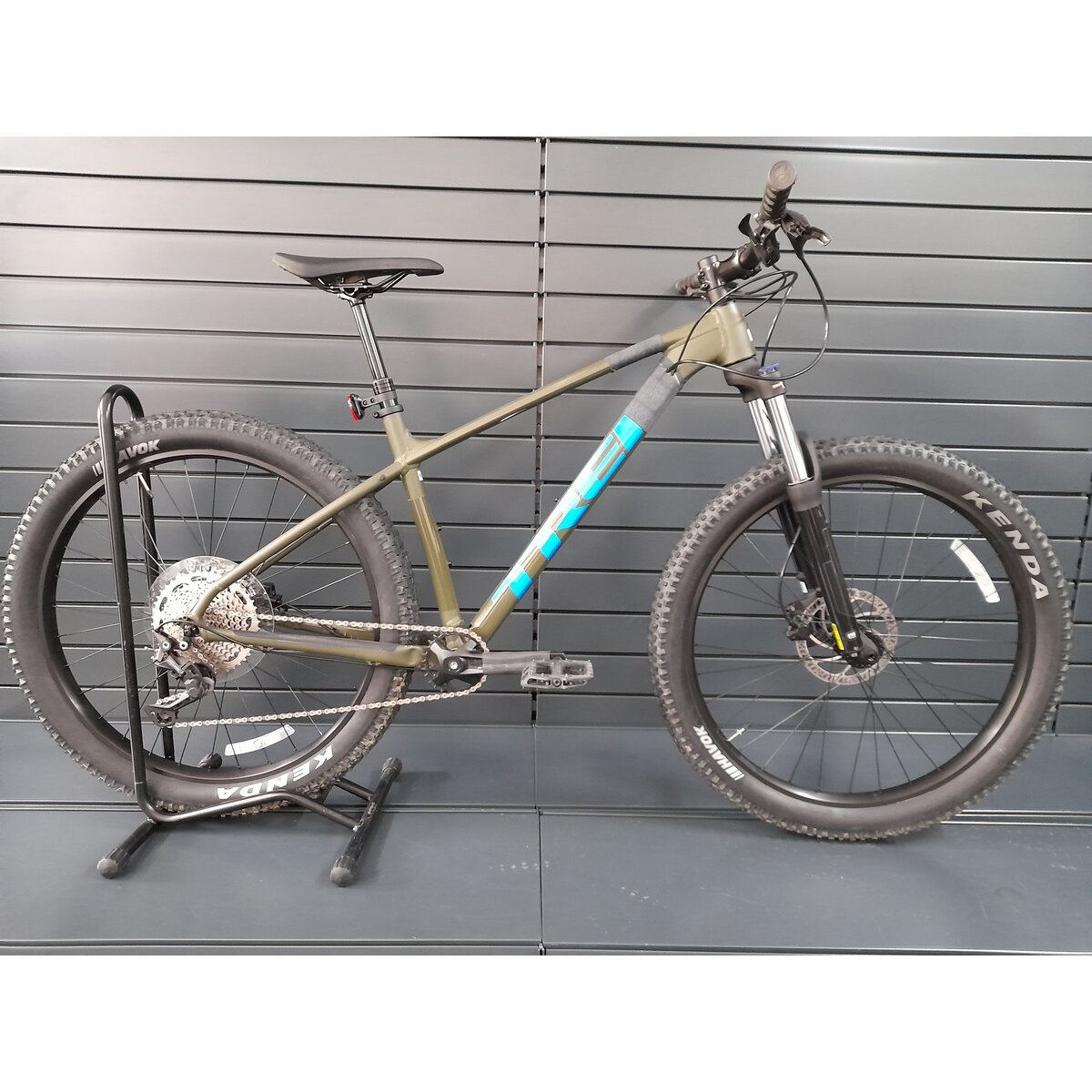 Testovaný bicykel Trek Roscoe 6 Olive Grey/Waterloo Blue 2023 | Najsport.sk