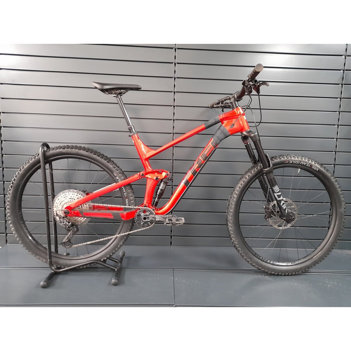 Testovaný bicykel Trek Slash 7 Deore/XT Lava 2023 | Najsport.sk