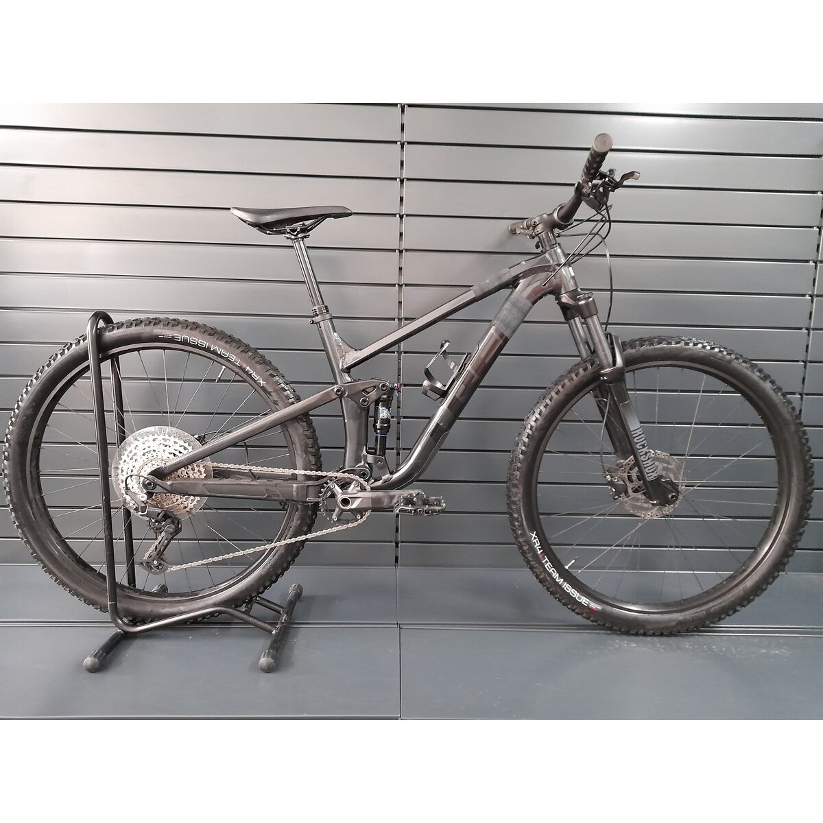 Testovaný bicykel Trek Top Fuel 5 Lithium Grey 2023 | Najsport.sk