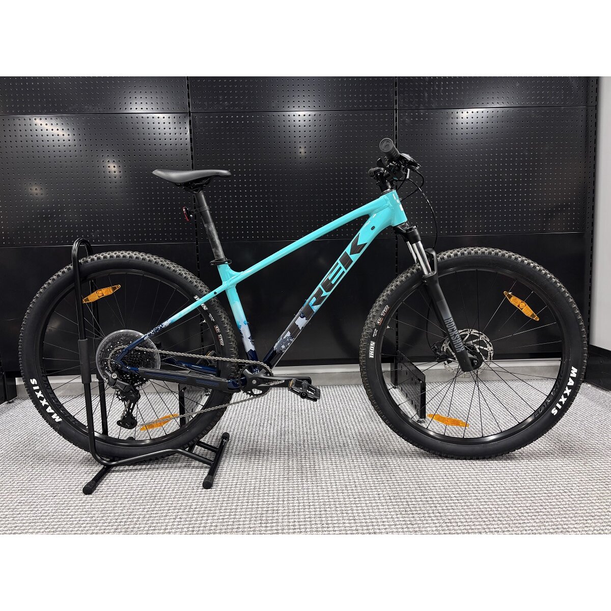 Testovaný bicykel Trek Marlin 6 Gen 3 Miami Green to Dark Aquatic Fade ...