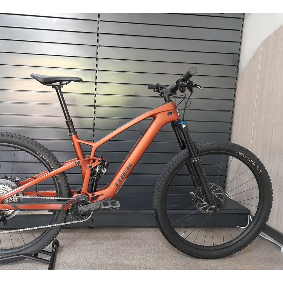 Testovaný elektrobicykel Trek Fuel EXe 9.7 Matte Pennyflake 2023 RK20 ...