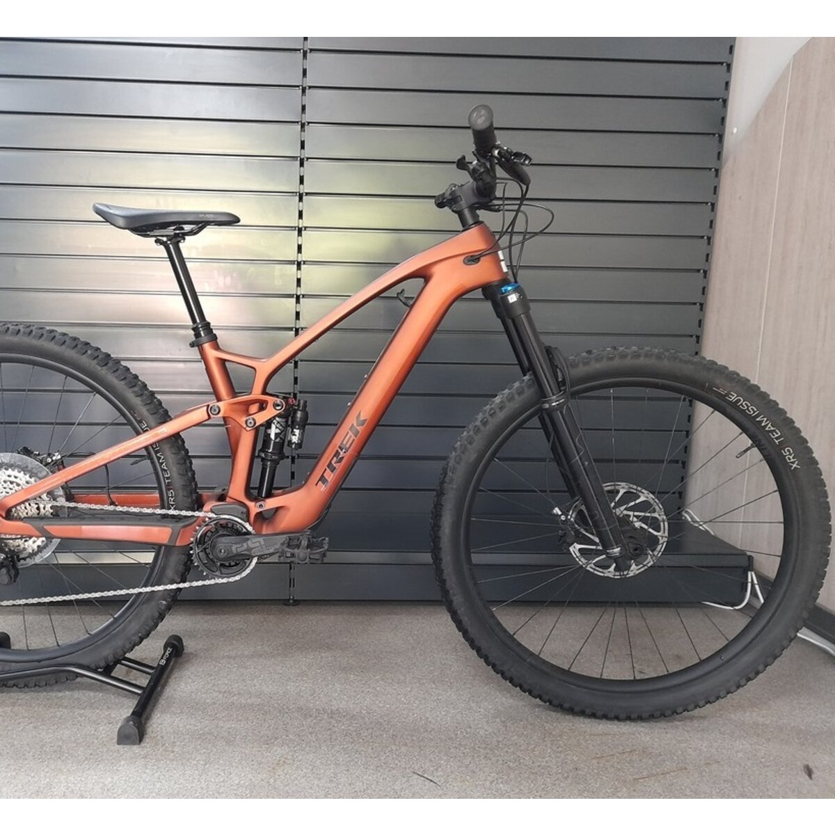 Testovaný elektrobicykel Trek Fuel EXe 9.7 Matte Pennyflake 2023 ...