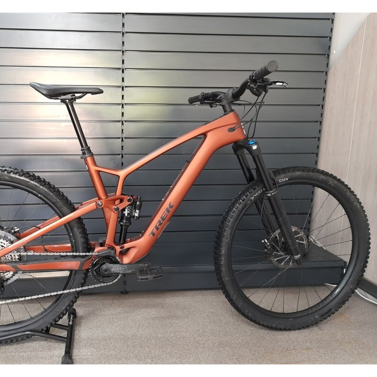 Testovaný elektrobicykel Trek Fuel EXe 9.7 Matte Pennyflake 2023 RK21 ...