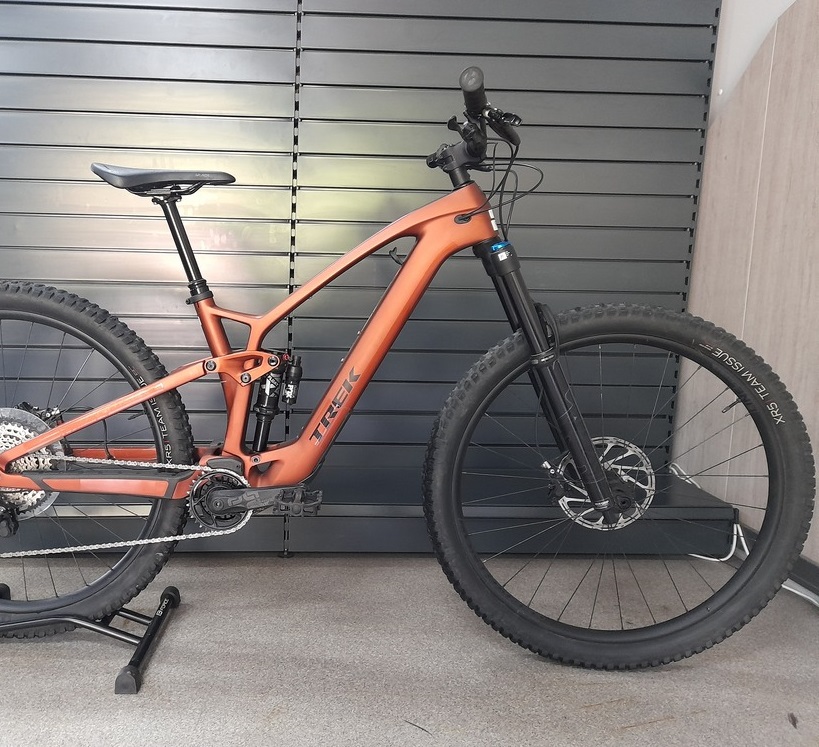 Testovaný elektrobicykel Trek Fuel EXe 9.7 Matte Pennyflake 2023 ...